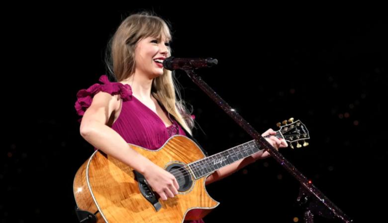 Taylor Swift aparece por sorpresa para tocar en vivo